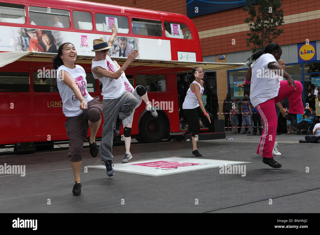 Tv team bus hi-res stock photography and images - Alamy