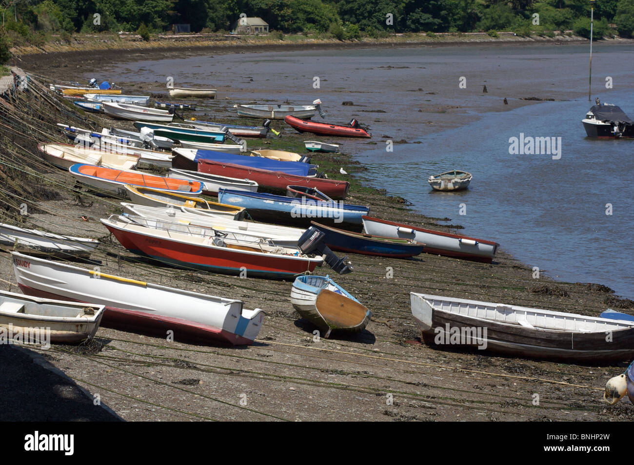 Boats on a beach in Golant Cornwall Stock Photo - Alamy