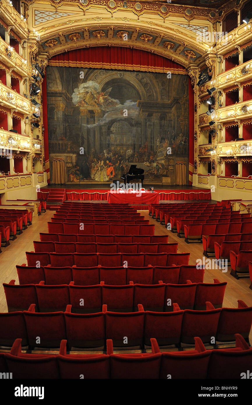 City concert hi-res stock photography and images - Alamy