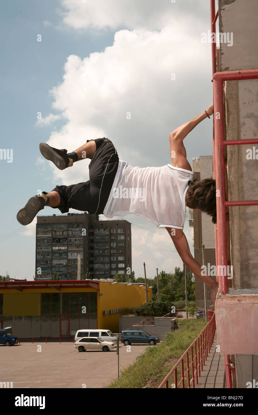 High fall stunt hi-res stock photography and images - Alamy