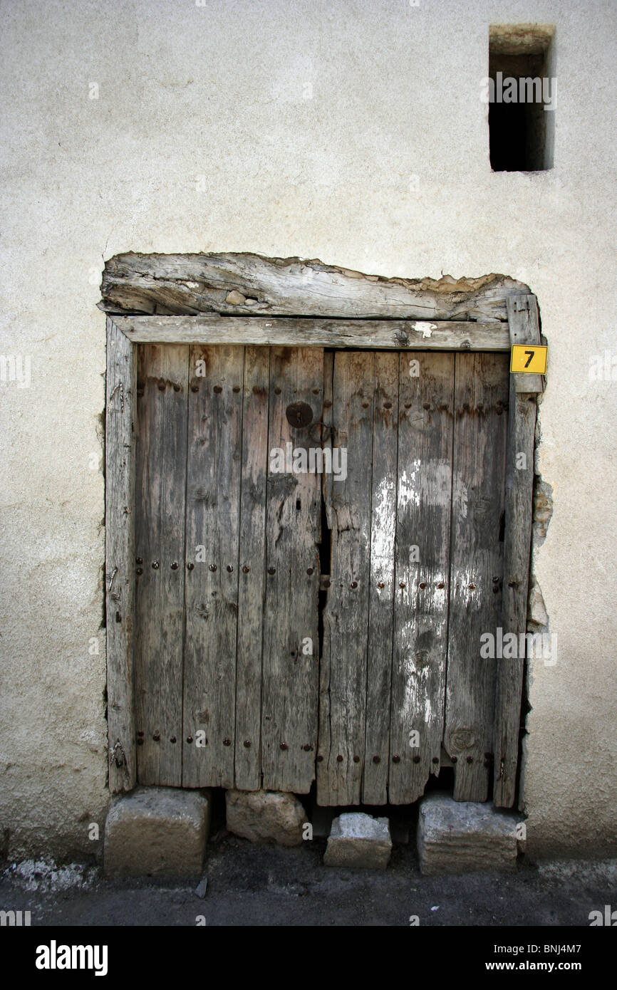 Rotten doors hi-res stock photography and images - Alamy