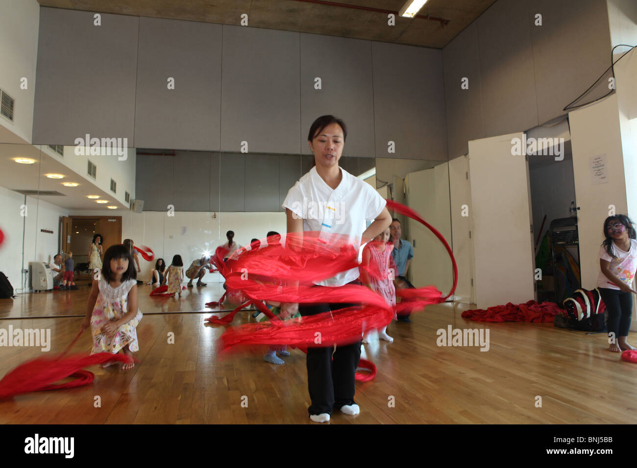Chinese dance, ribbon hi-res stock photography and images - Alamy