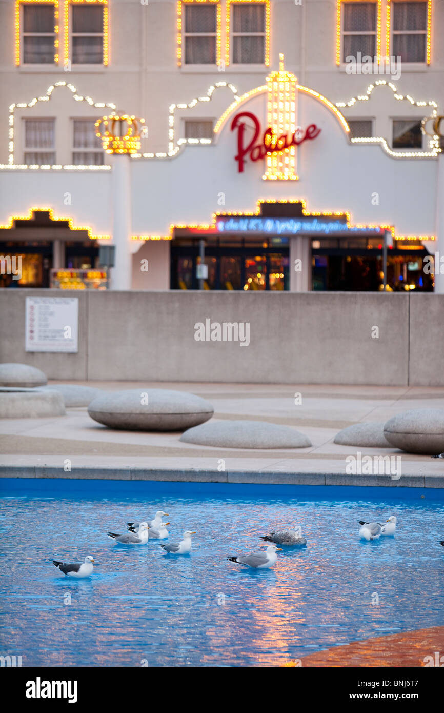 Rhyl promenade hi-res stock photography and images - Alamy
