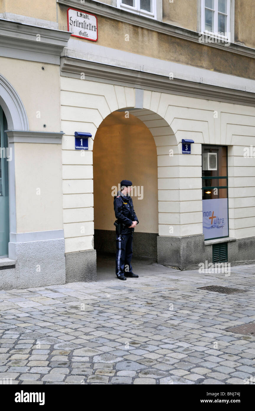 Stay guard hi-res stock photography and images - Alamy