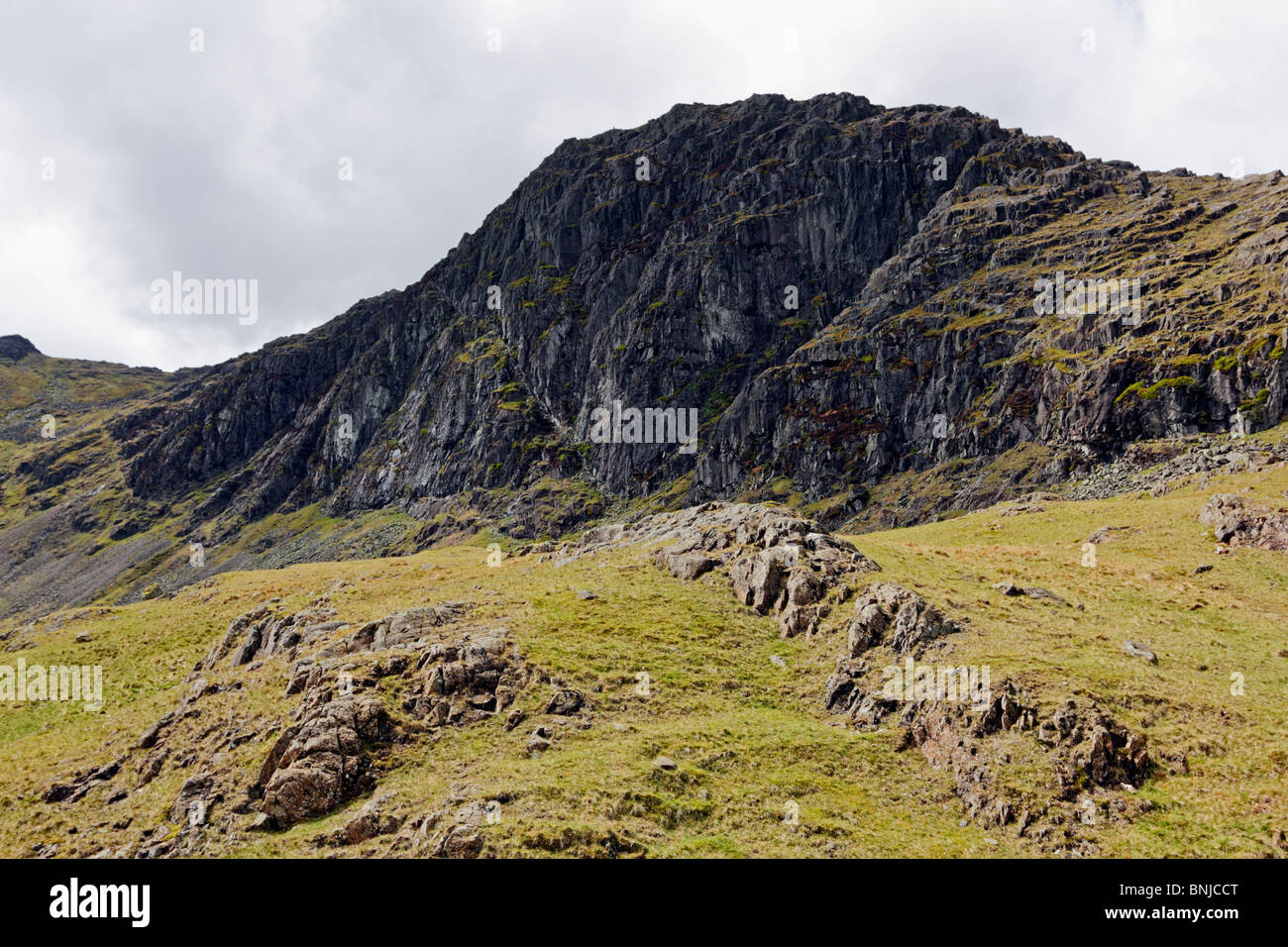 Pavey Ark showing Jacks Rake and Easy Gully from the path near Stickle ...