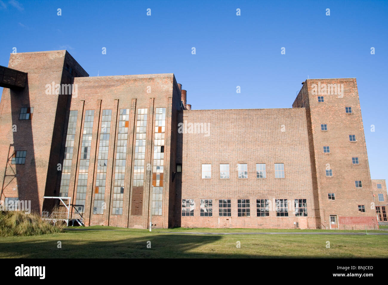 Red brick factory hi-res stock photography and images - Alamy