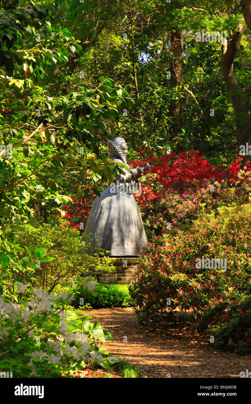 Queen Elizabeth I Statue surrounded by azaleas, Elizabethan Gardens ...