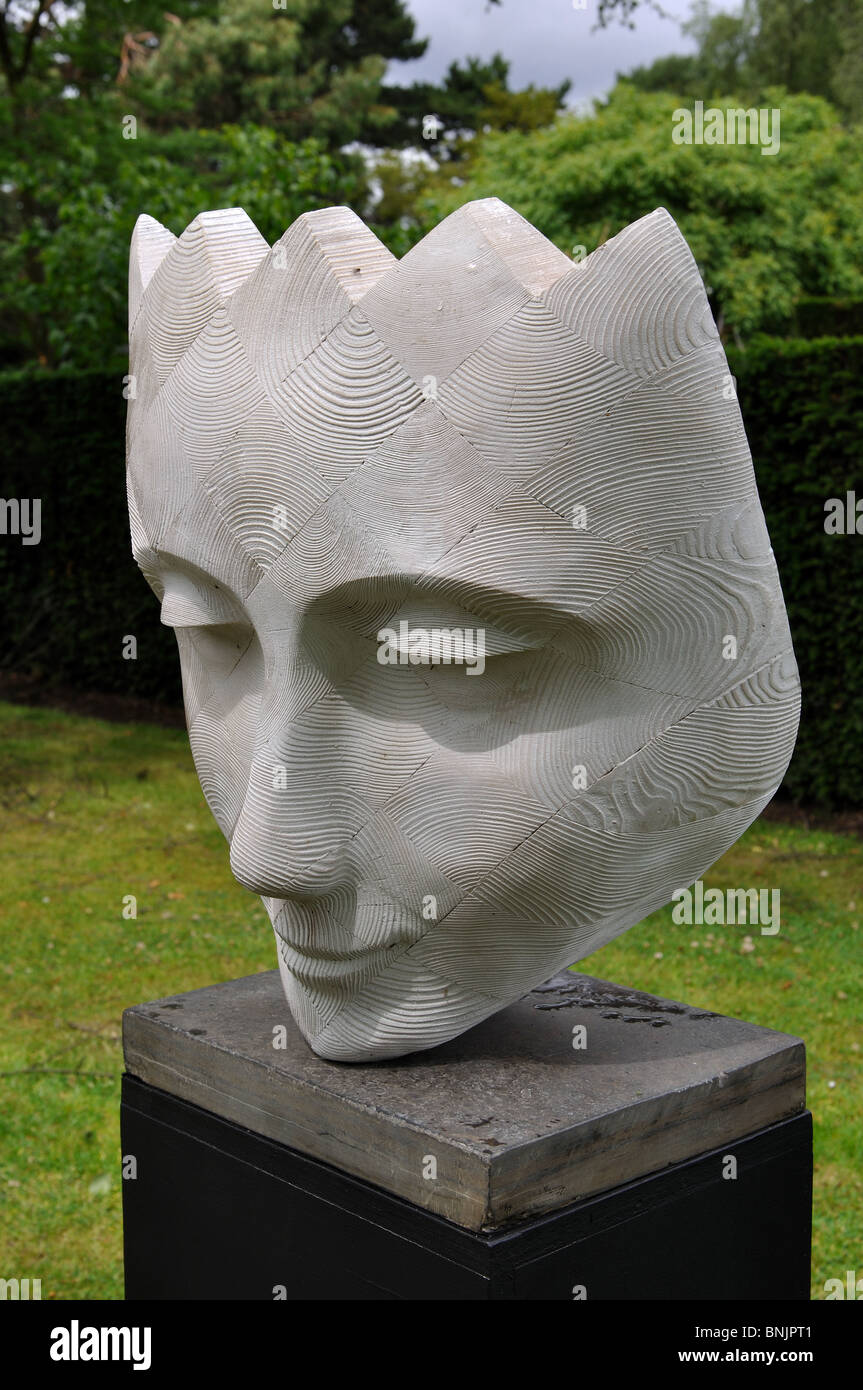 Harle-queen by Jilly Sutton, sculpture at University of Leicester ...