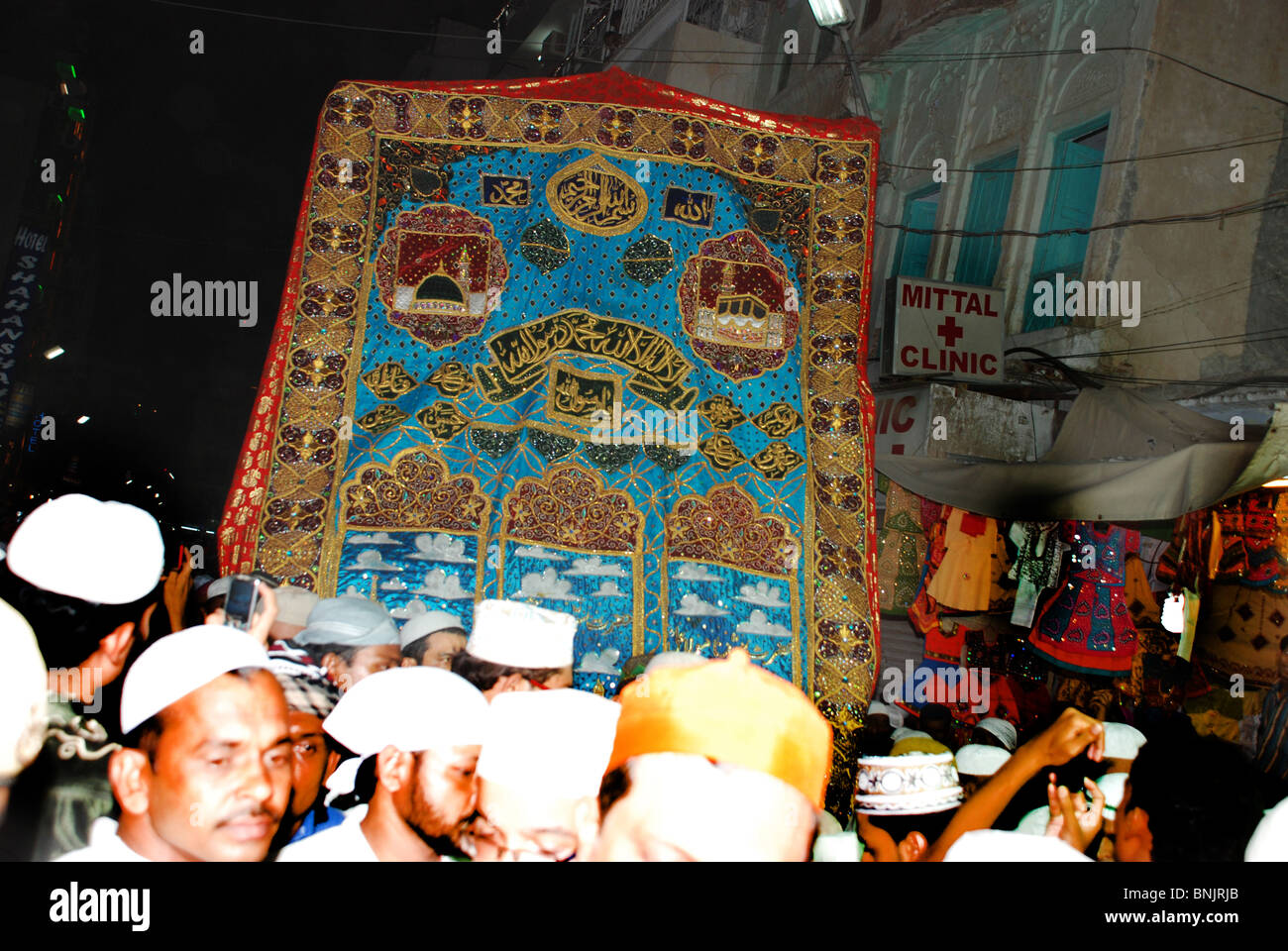 Devotees make offerings of Chadar in thanksgiving during URS to Dargah ...