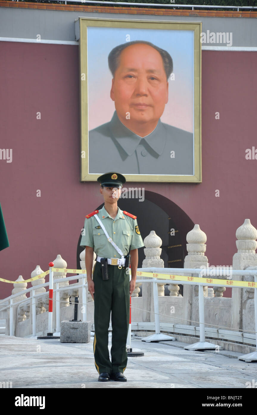 China soldier stands guard in front of mao portrait in Tiananmen Square ...