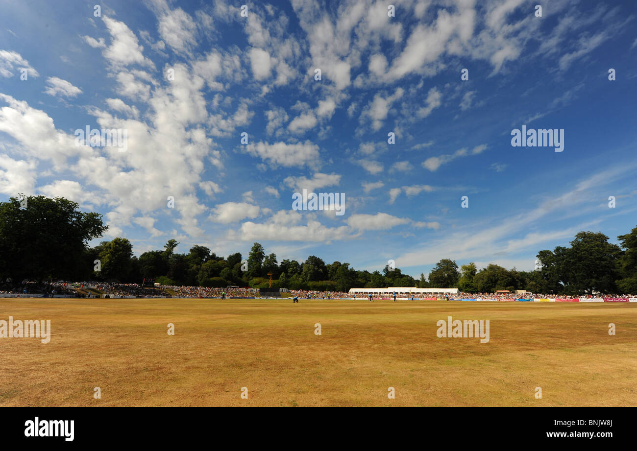 Parched cricket pitch hi-res stock photography and images - Alamy