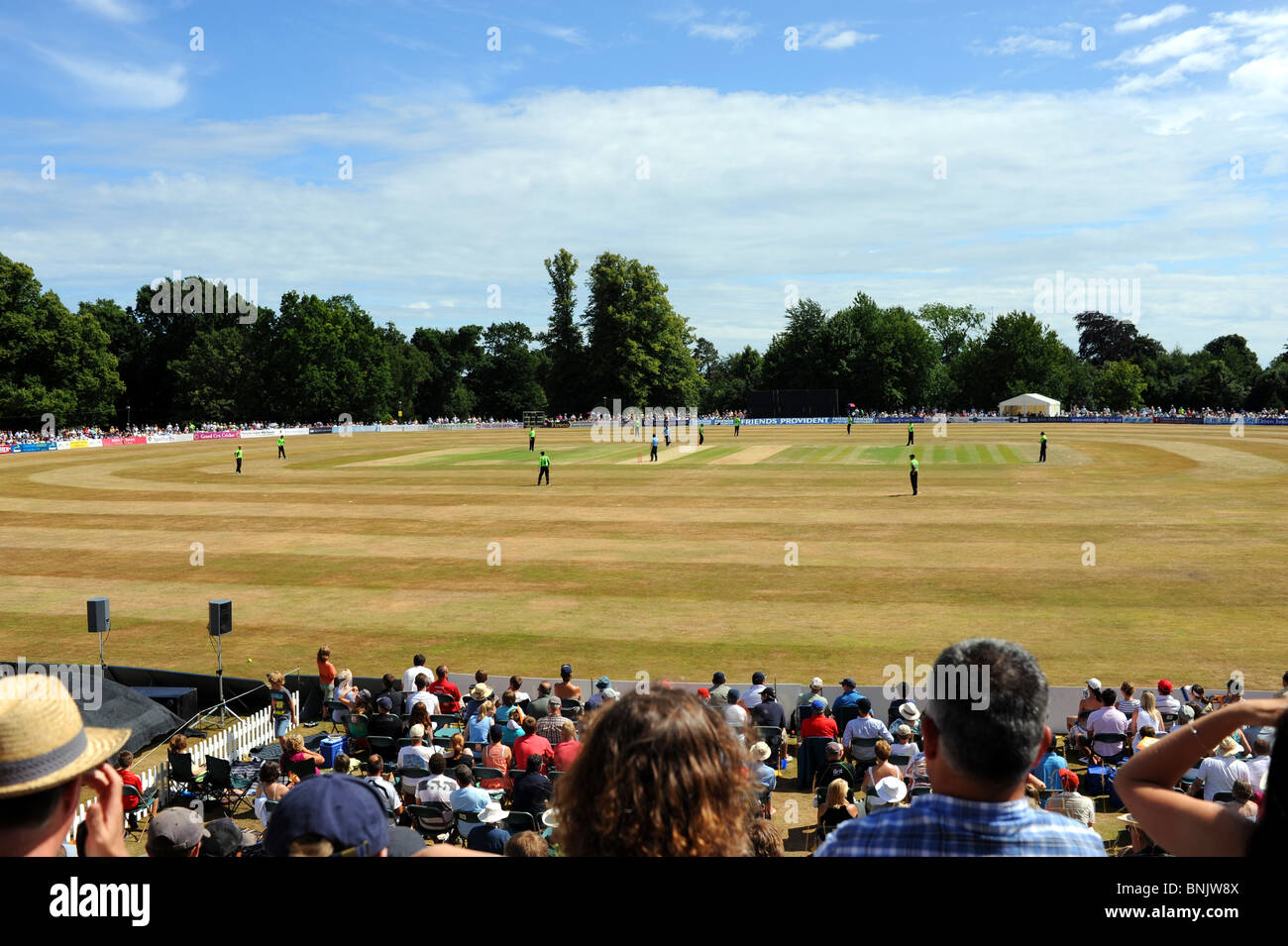 Parched cricket pitch hi-res stock photography and images - Alamy