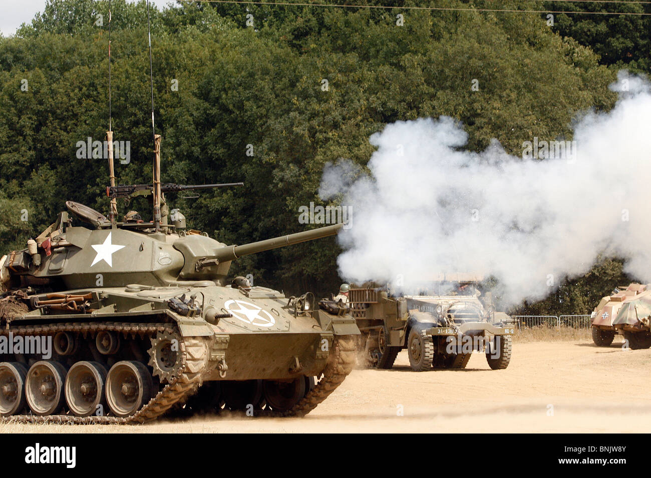 World war ii american soldiers tanks hi-res stock photography and ...