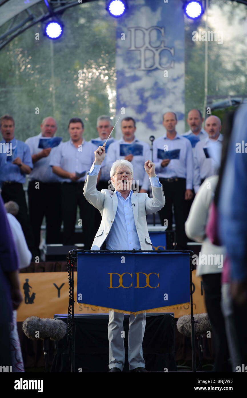 Broadcasting the welsh TV hymn singing programme "Dechrau Canu Dechrau ...