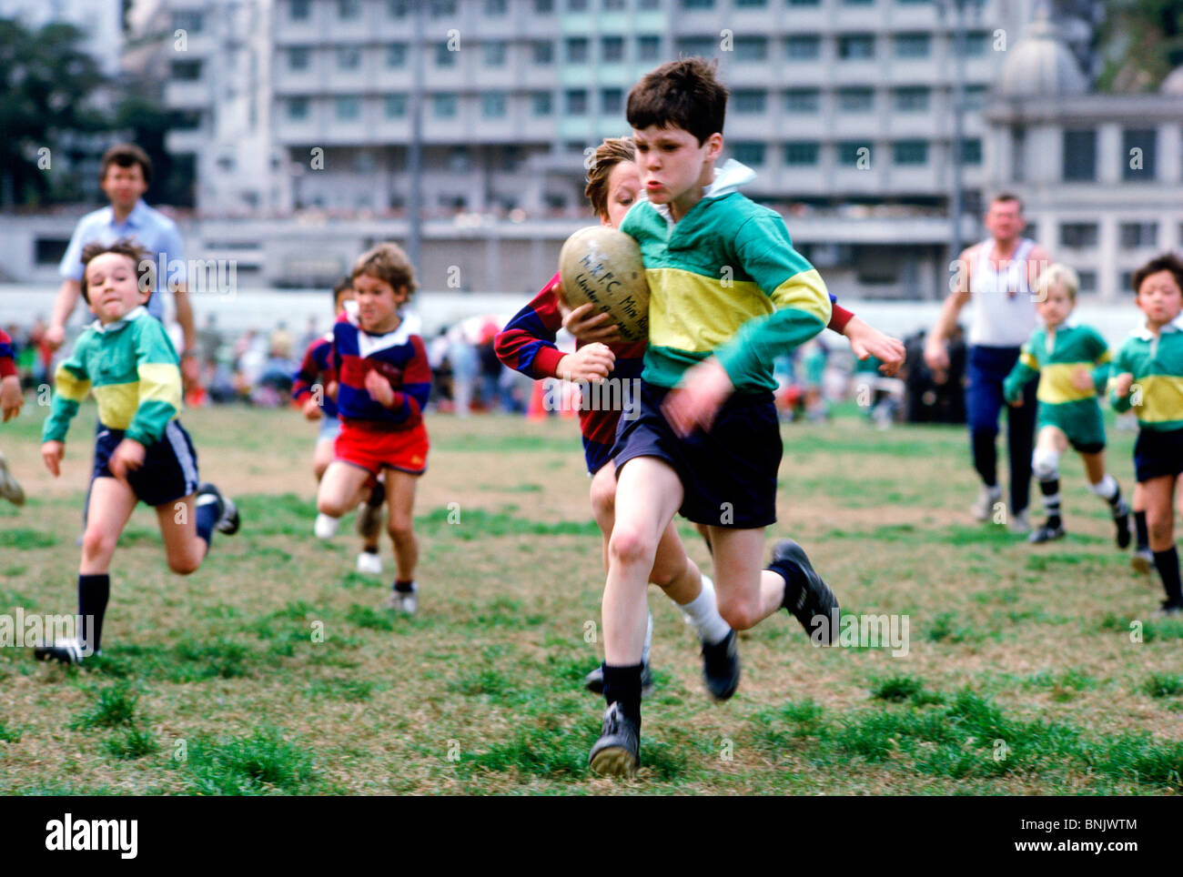 Boys playing rugby rugby school hi-res stock photography and images - Alamy