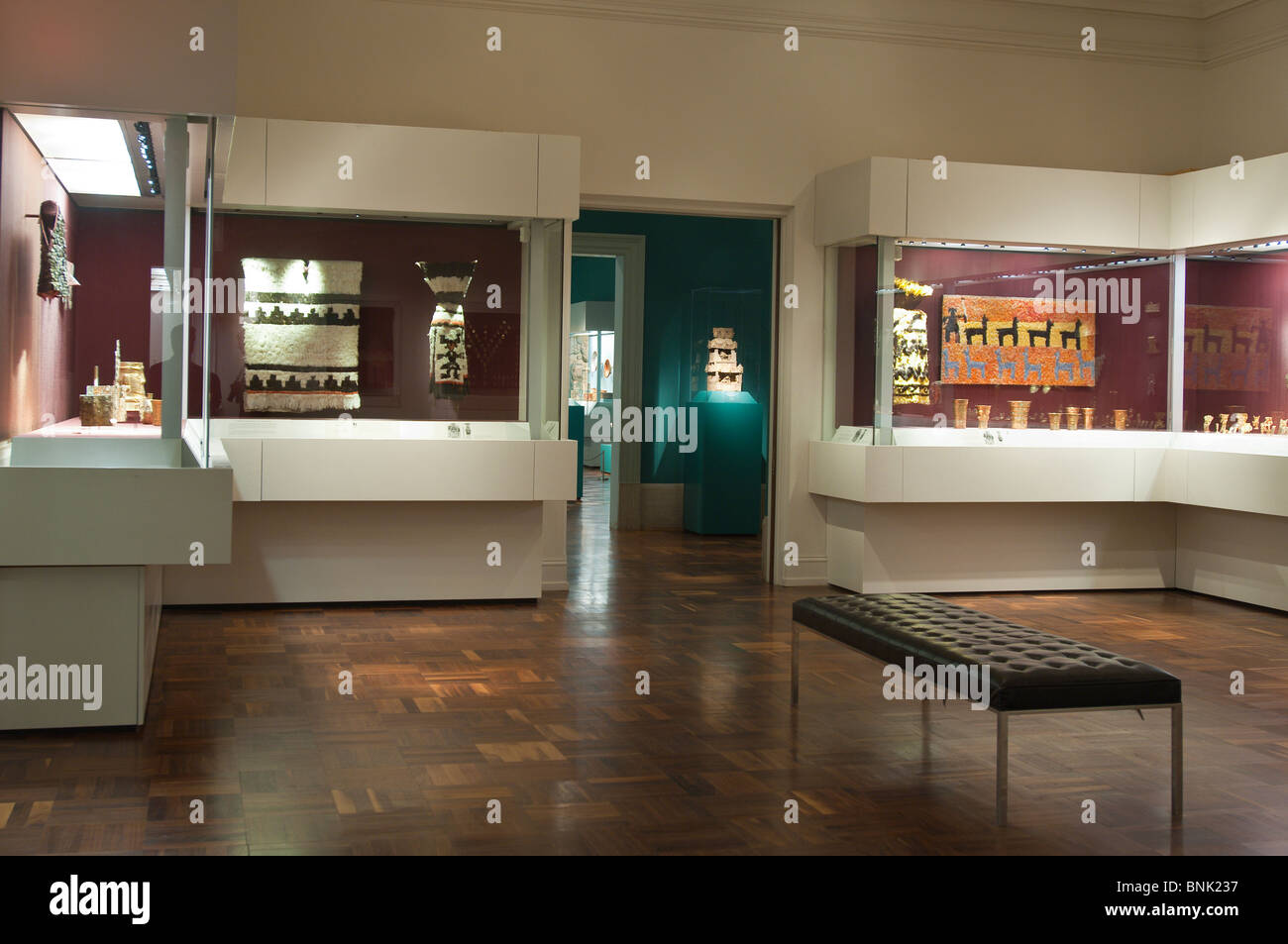 Native american museum artifact hi-res stock photography and images - Alamy