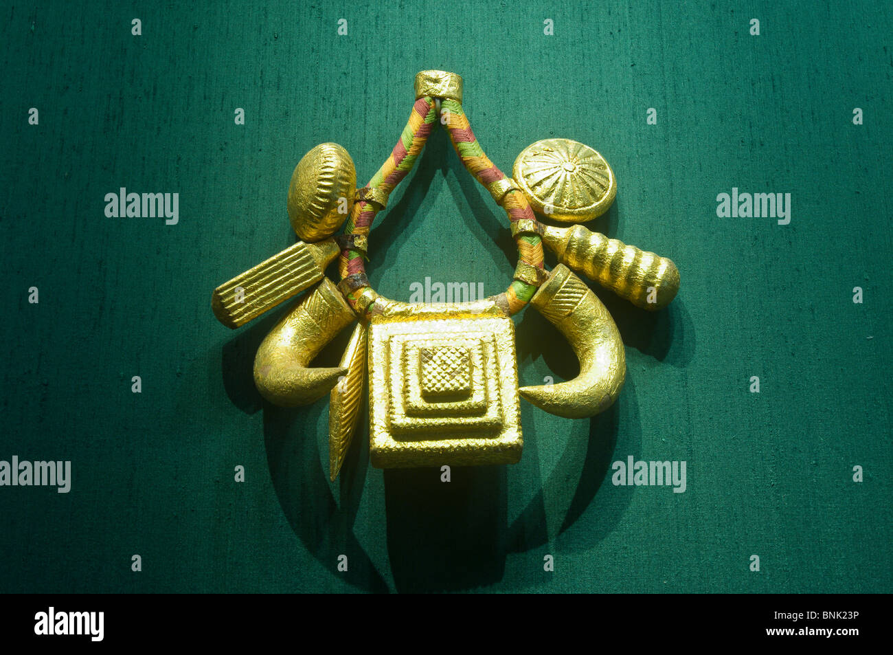 Native american museum artifact hi-res stock photography and images - Alamy