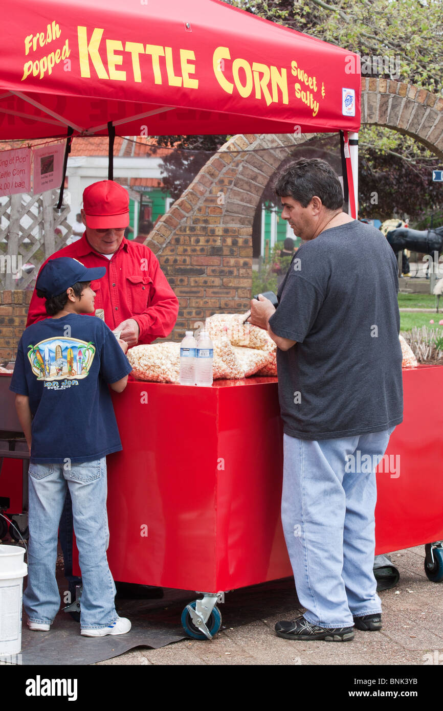 Americans popping popcorn hi-res stock photography and images - Alamy