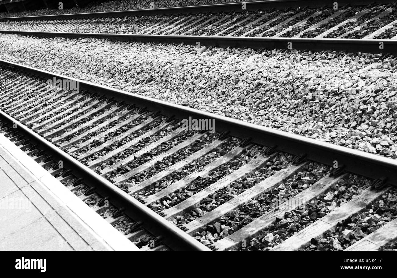 Tracks and platform hi-res stock photography and images - Alamy
