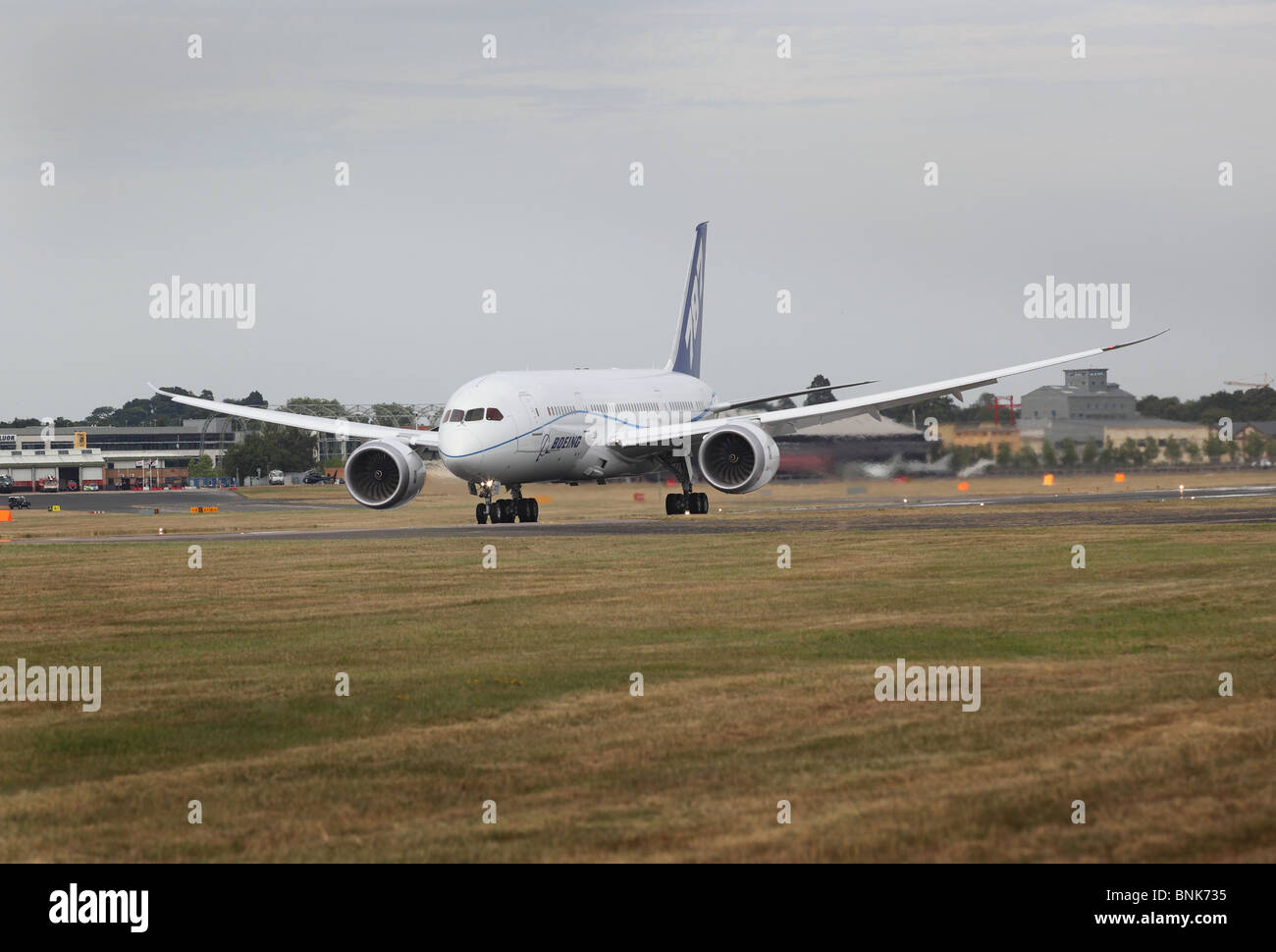 Boeing 787 taking off hi-res stock photography and images - Alamy