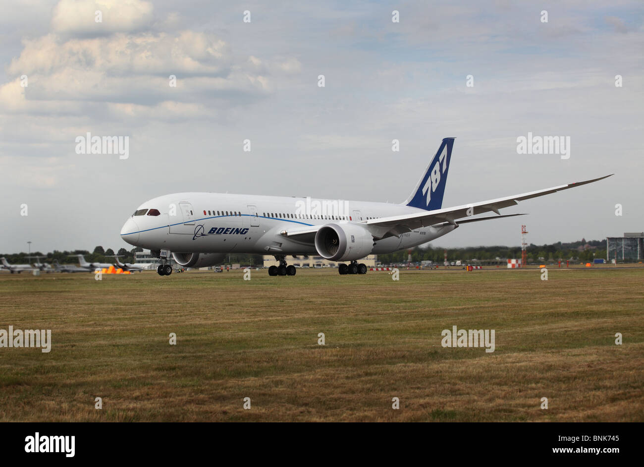 Boeing 787 taking off hi-res stock photography and images - Alamy