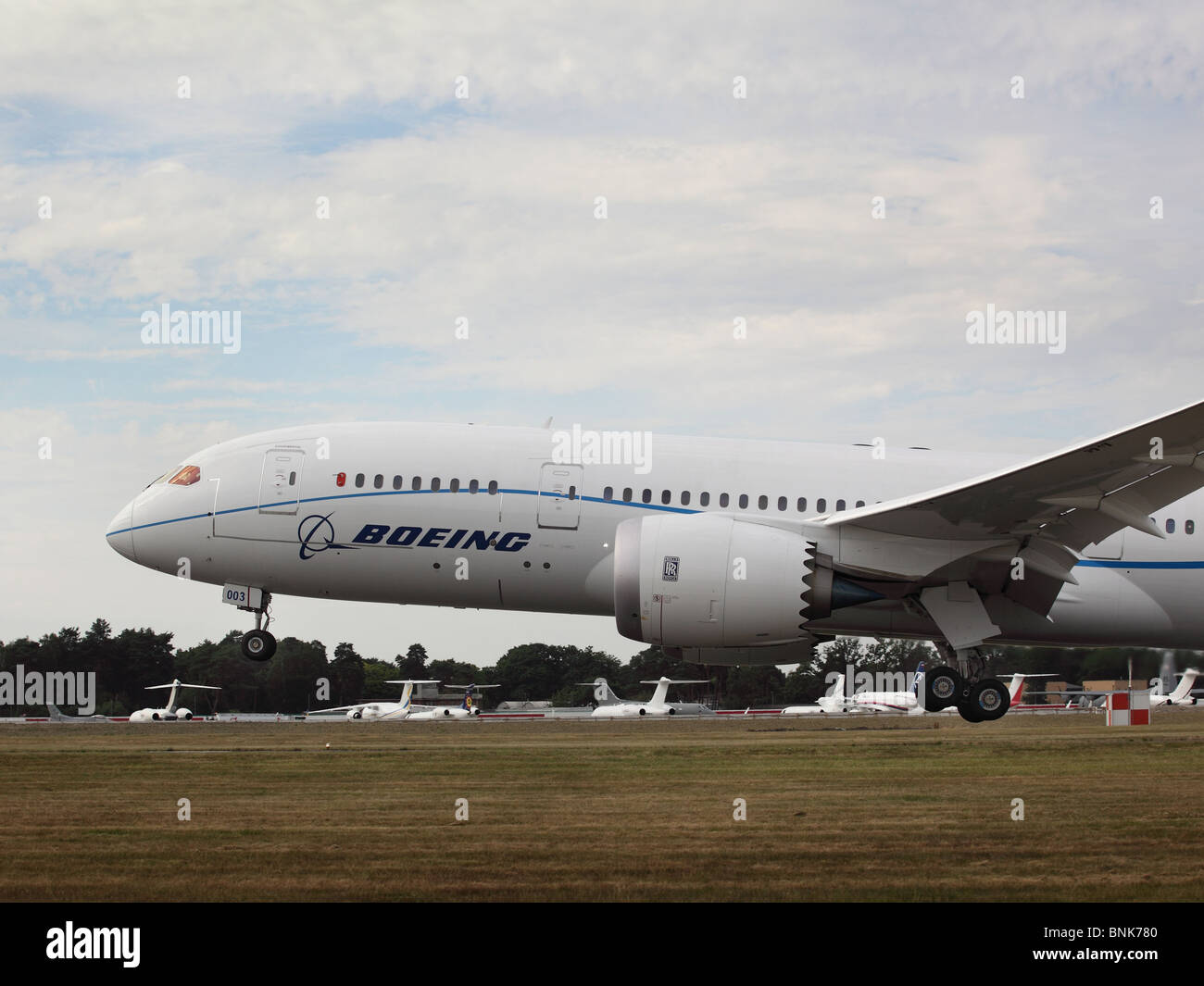 Boeing 787 Dreamliner taking off from Farnborough International Airshow ...