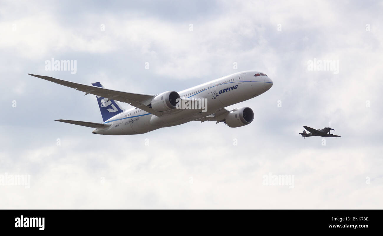 Old and new aircraft in flight hi-res stock photography and images - Alamy