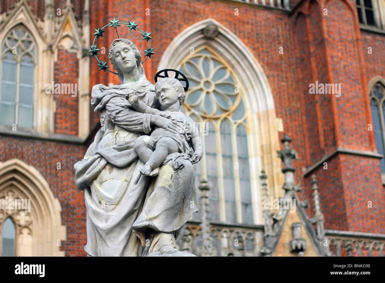 Mary and child sculpture hi-res stock photography and images - Alamy
