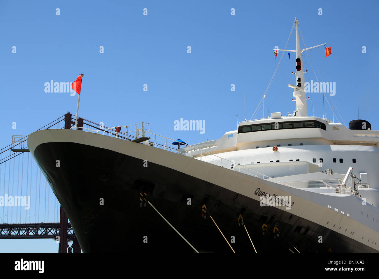 RMS QE2 alongside Lisbon harbour. Portugal Stock Photo - Alamy