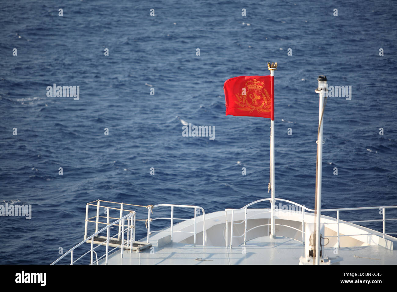 QE2 flying Cunard House flag at bow Stock Photo - Alamy