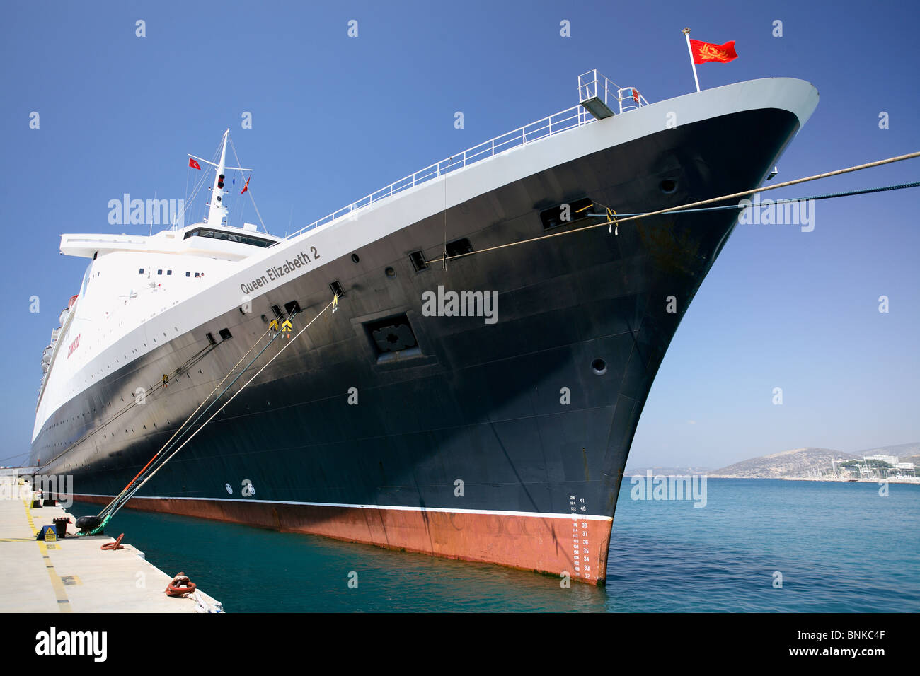 mooring lines holding RMS QE2 alongside berth at Kusadasi, Turkey Stock ...