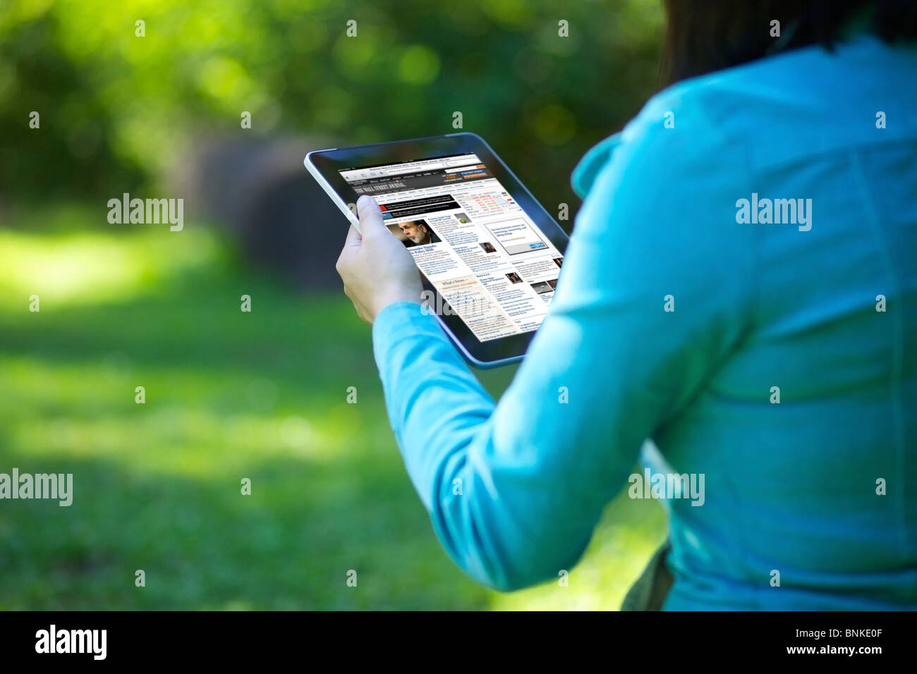 A woman hand holding an iPad while reading online news Stock Photo - Alamy