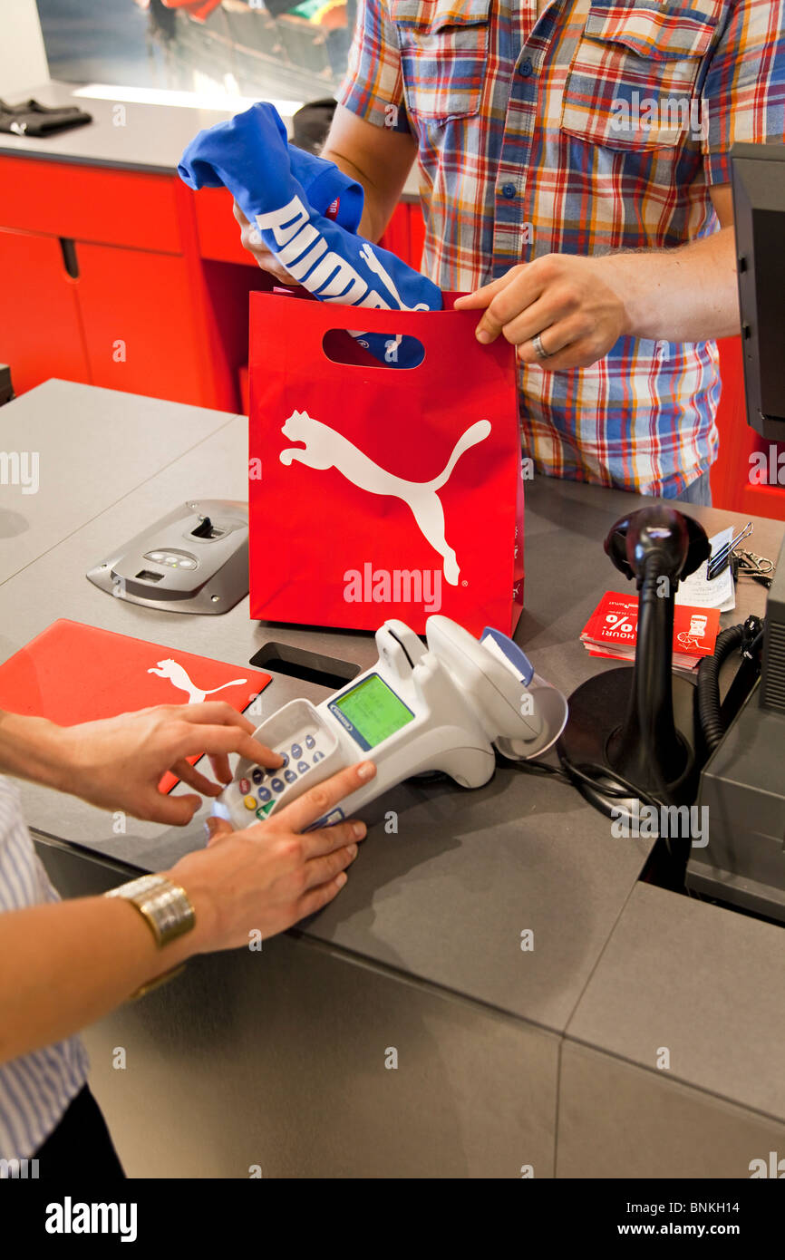 Paying at till clothes hi-res stock photography and images - Alamy