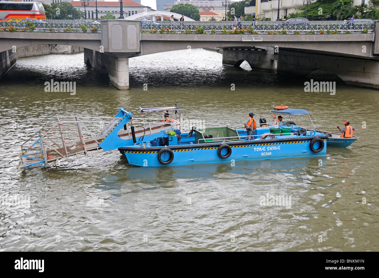 waste collecting boat on Singapore River Stock Photo - Alamy