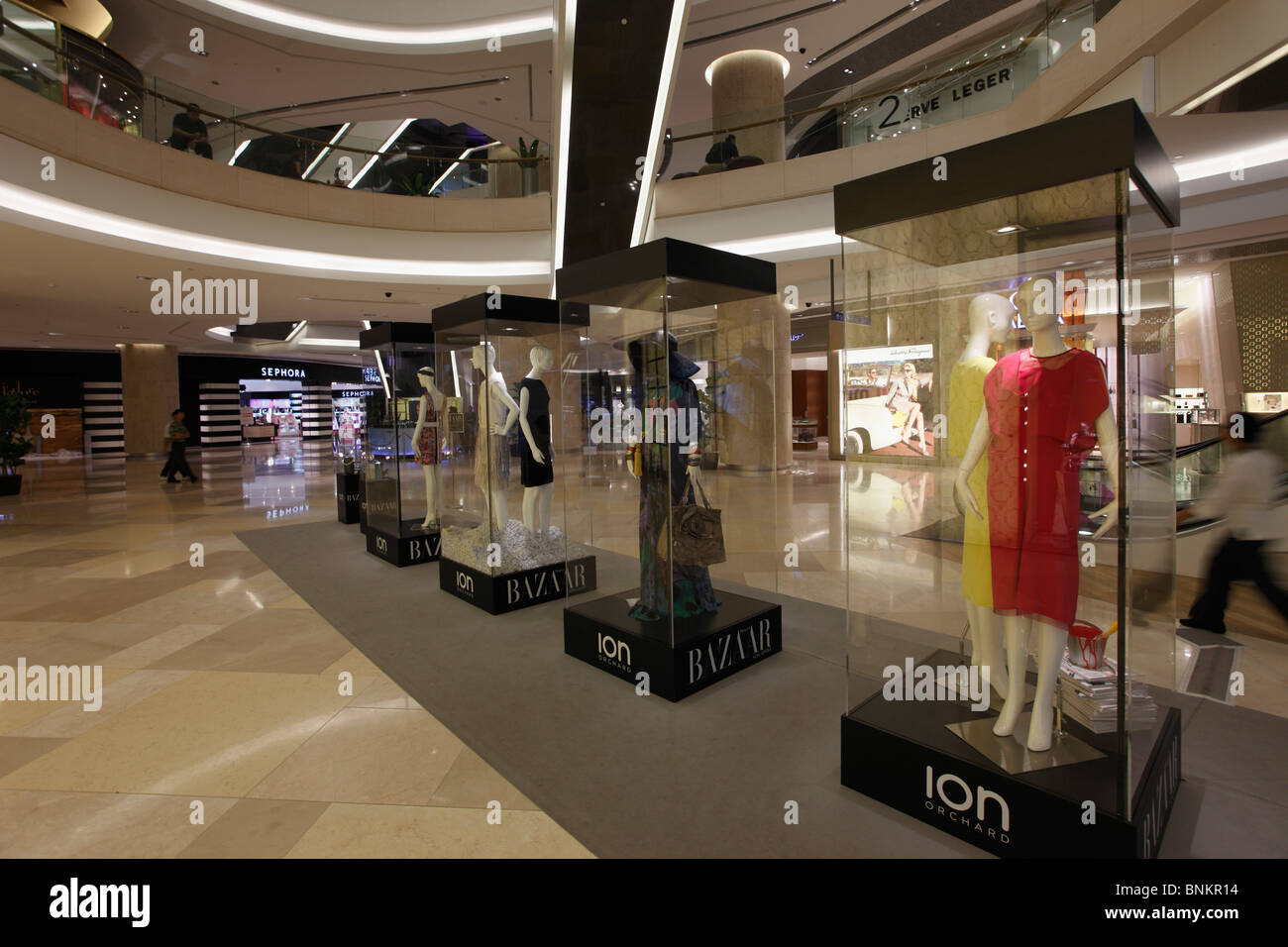 Singapore, Orchard Road, Ion Orchard shopping centre Stock Photo - Alamy