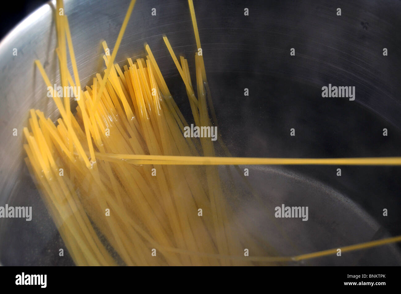 Large pan of boiling water hi-res stock photography and images - Alamy