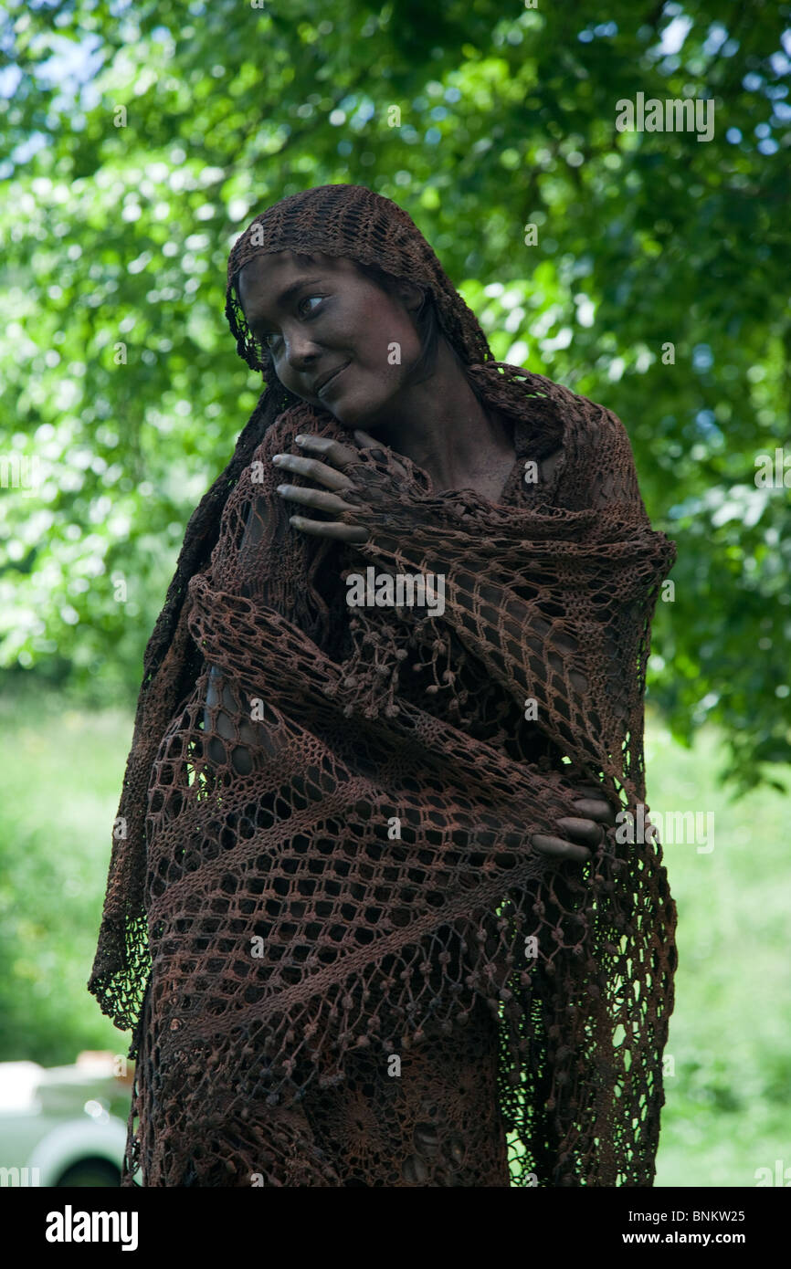 Posing with statue hi-res stock photography and images - Alamy