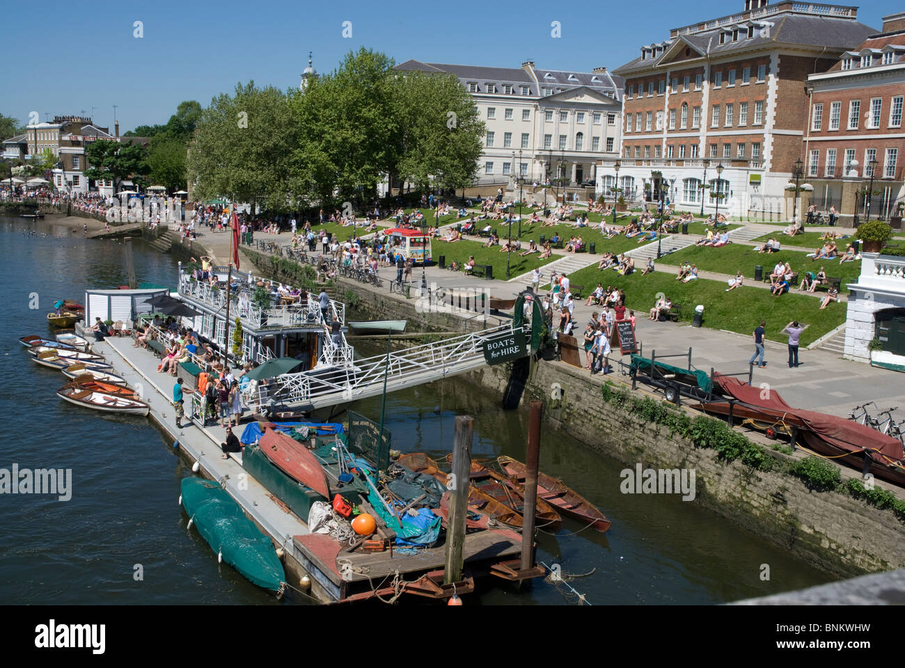 Pubs and bars along the River Thames on a sunny day in Richmond, London ...