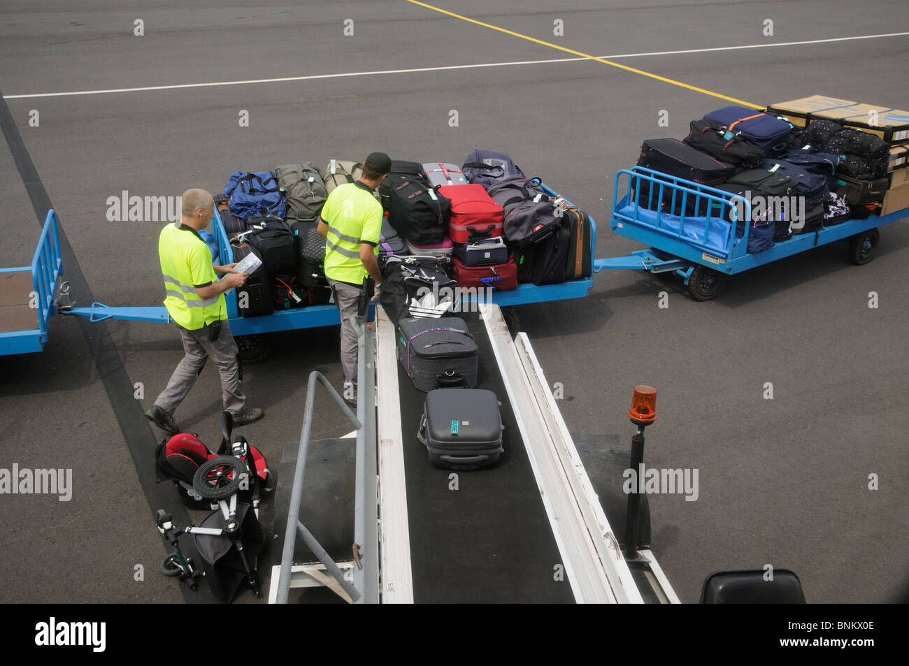 Airport baggage loading hi-res stock photography and images - Alamy