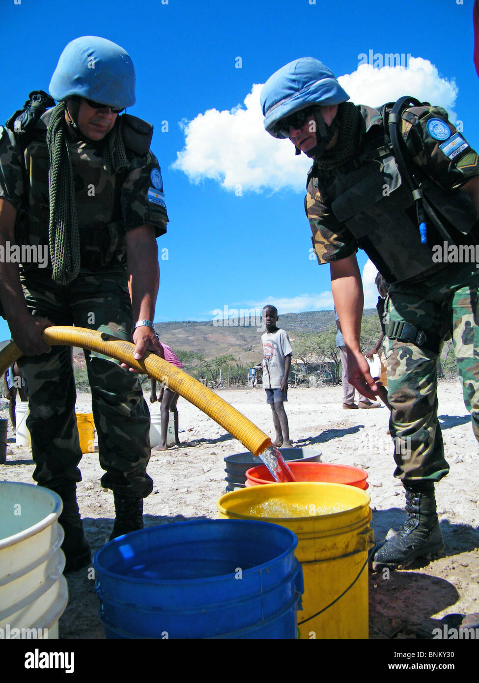 Soldiers drinking water hi-res stock photography and images - Alamy
