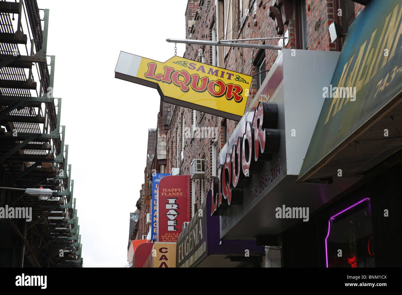 Liquor store sign hi-res stock photography and images - Alamy