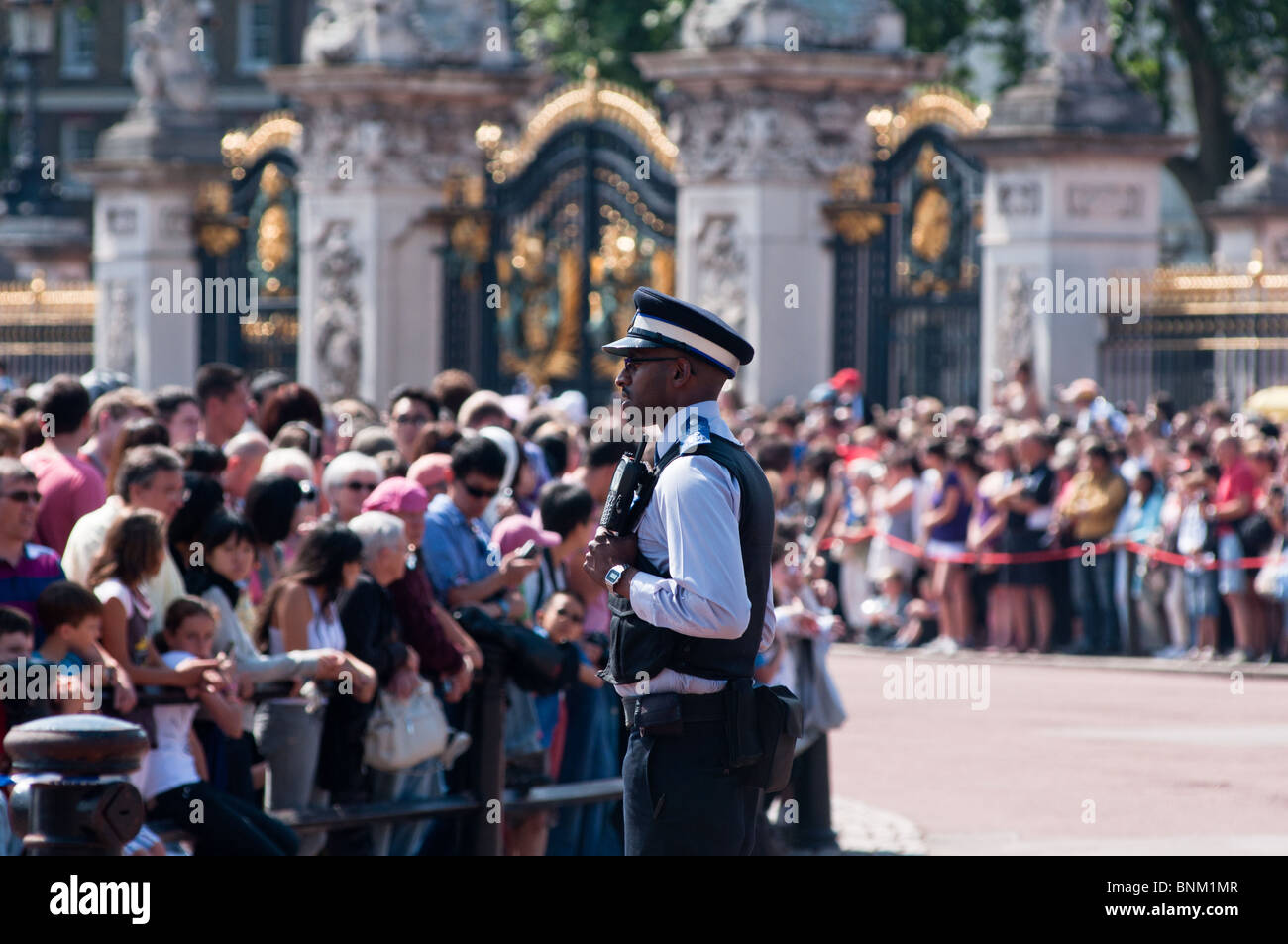 Police Officer Buckingham Palace High Resolution Stock Photography and Images - Alamy