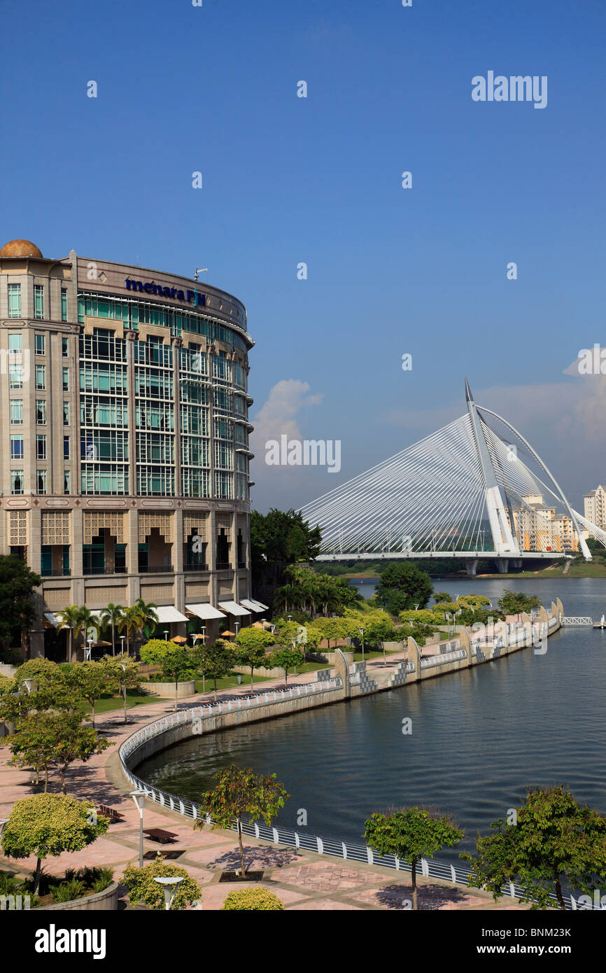Malaysia, Putrajaya, Seri Wawasan Bridge, Menara Building, lake Stock ...