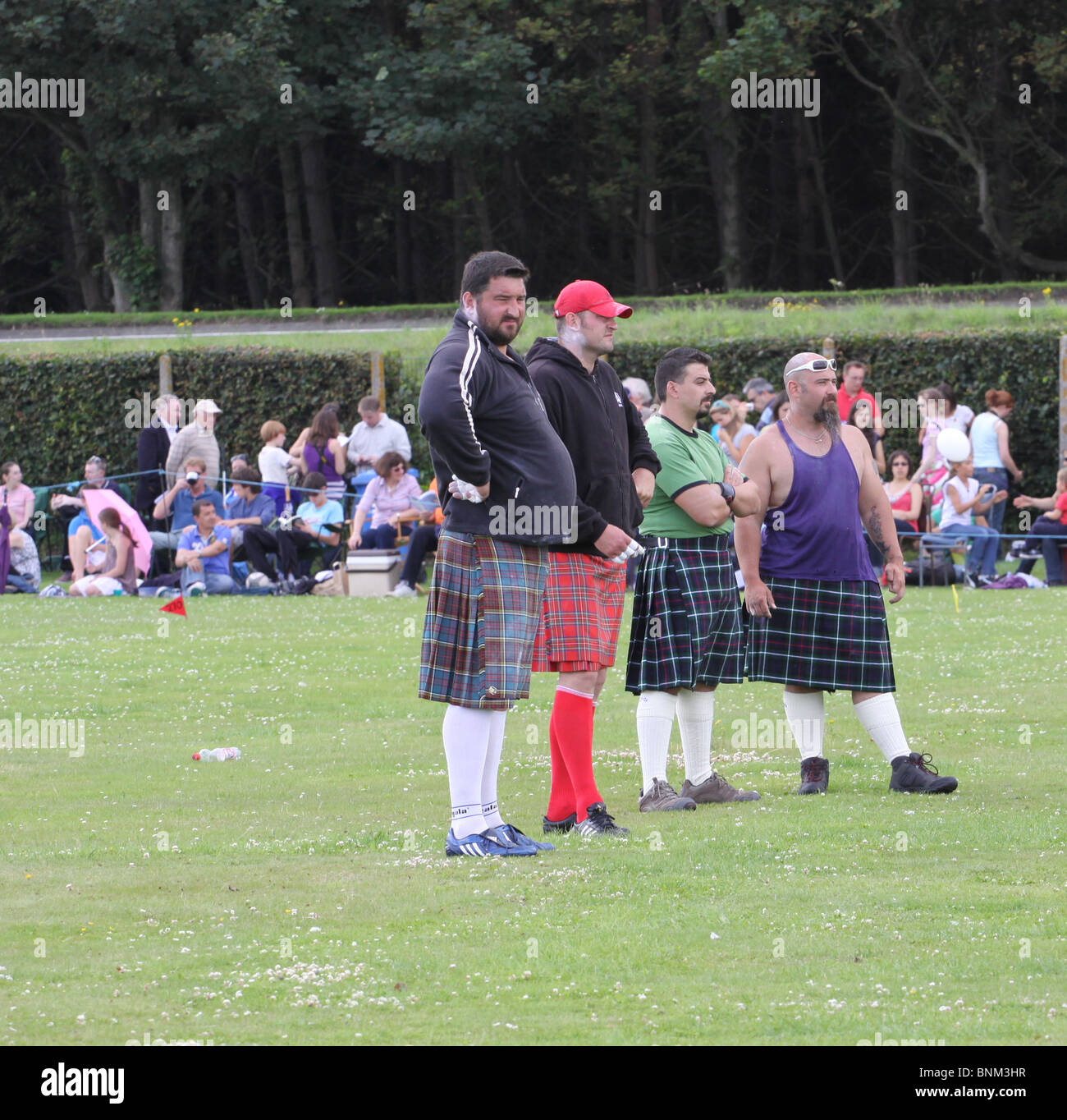 Highland games competitors hi-res stock photography and images - Alamy