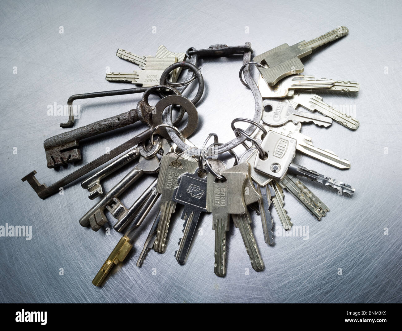 Bunch of keys lying on a steel plate Stock Photo - Alamy