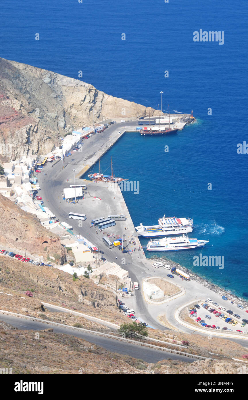 View of harbour at Ormos Athinios from clifftop, Santorini, Greece ...