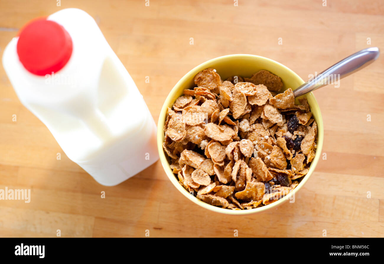 Healthy breakfast with cereal and milk Stock Photo - Alamy