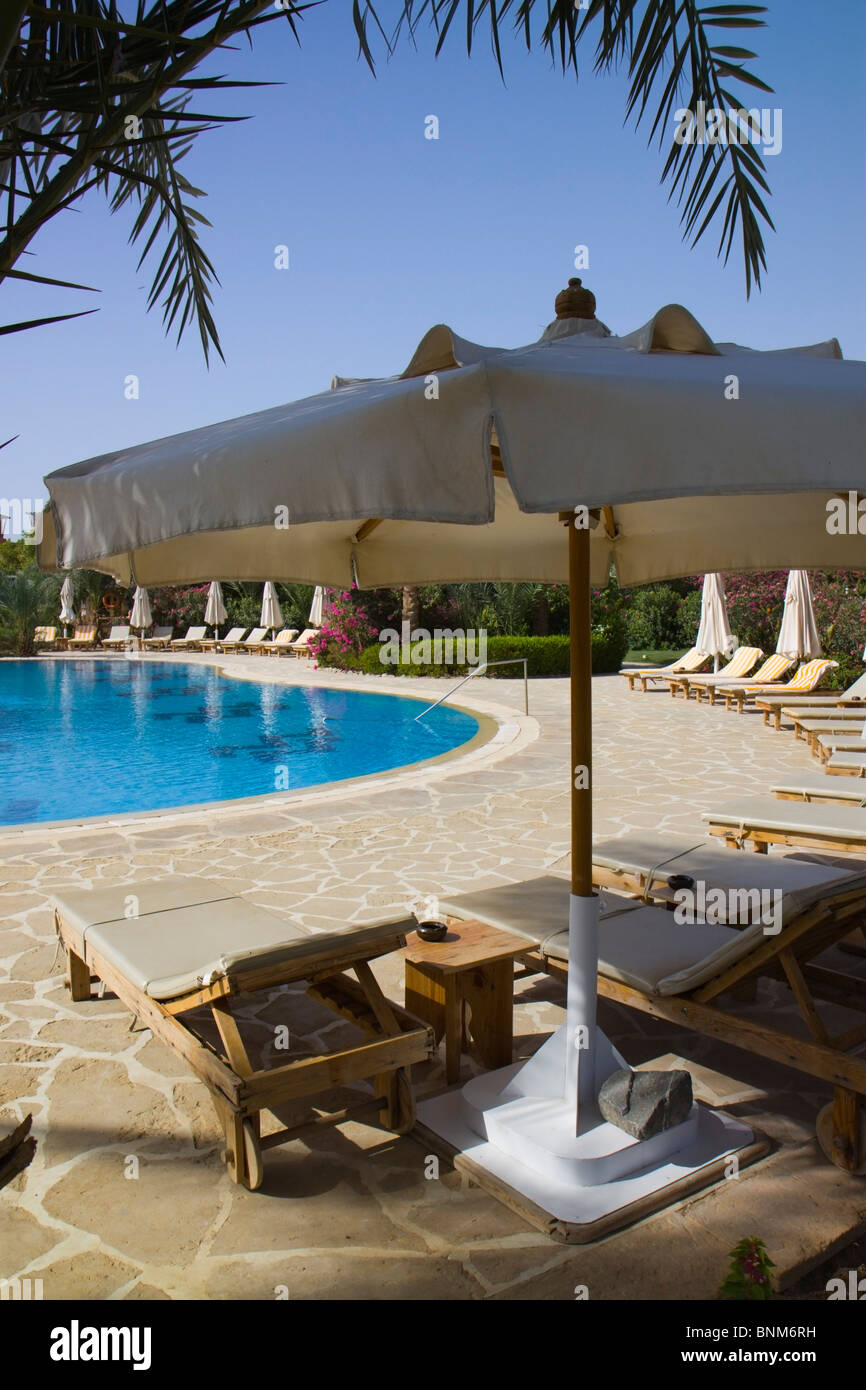 Luxury hotel sun loungers pool hi-res stock photography and images - Alamy