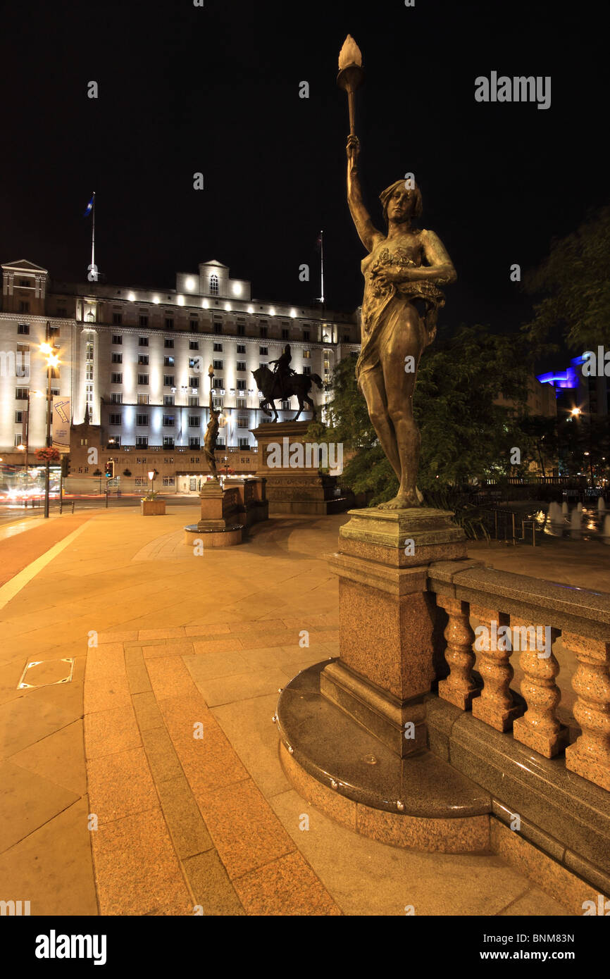 Statue in leeds city centre hi-res stock photography and images - Alamy