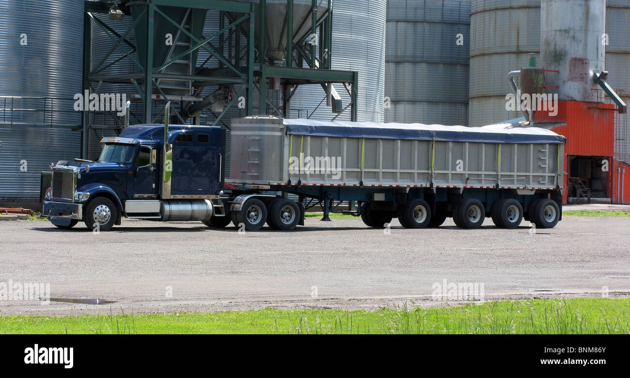 Eighteen Wheeler Grain Truck At The Distribution Silos Stock Photo - Alamy